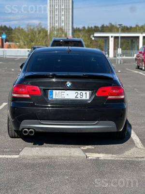 Black BMW 330 2009 in Riga, with an engine capacity of 3.00 L and mileage of 325 thousand km for 8900 €, photo 15 on AUTOMOTO.COM.LV