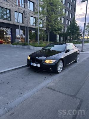 Black BMW 330 2009 in Riga, with an engine capacity of 3.00 L and mileage of 326 thousand km for 2900 €, photo 1 on AUTOMOTO.COM.LV