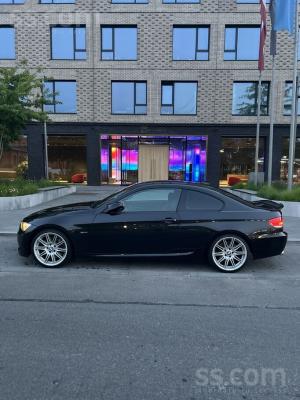 Black BMW 330 2009 in Riga, with an engine capacity of 3.00 L and mileage of 326 thousand km for 2900 €, photo 2 on AUTOMOTO.COM.LV