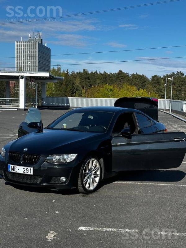 Black BMW 330 2009 in Riga, with an engine capacity of 3.00 L and mileage of 326 thousand km for 2900 €, photo 3 on AUTOMOTO.COM.LV