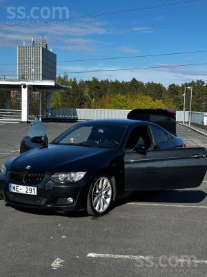 Black BMW 330 2009 in Riga, with an engine capacity of 3.00 L and mileage of 326 thousand km for 2900 €, photo 3 on AUTOMOTO.COM.LV