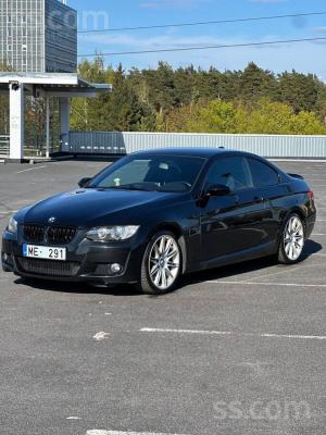 Black BMW 330 2009 in Riga, with an engine capacity of 3.00 L and mileage of 326 thousand km for 2900 €, photo 4 on AUTOMOTO.COM.LV