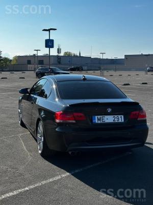 Black BMW 330 2009 in Riga, with an engine capacity of 3.00 L and mileage of 326 thousand km for 2900 €, photo 5 on AUTOMOTO.COM.LV