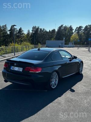 Black BMW 330 2009 in Riga, with an engine capacity of 3.00 L and mileage of 326 thousand km for 2900 €, photo 6 on AUTOMOTO.COM.LV