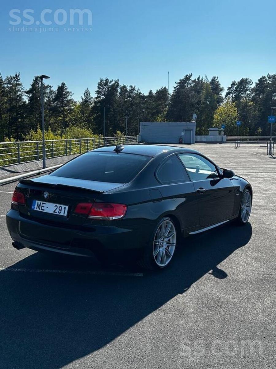 Black BMW 330 2009 in Riga, with an engine capacity of 3.00 L and mileage of 326 thousand km for 2900 €, photo 6 on AUTOMOTO.COM.LV