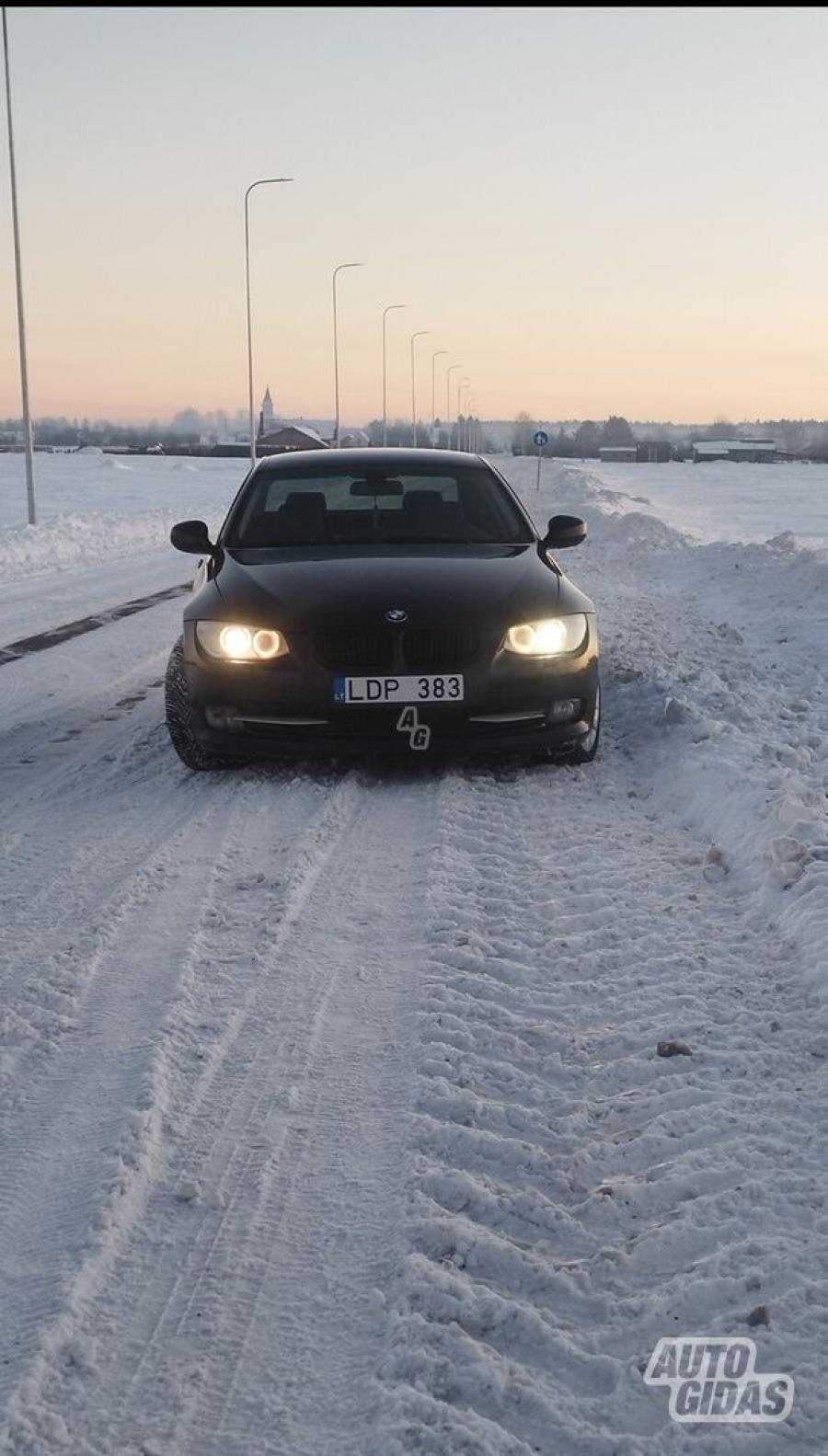 Black BMW 330 2010 in Mazeikiai, with an engine capacity of 3.00 L and mileage of 334 thousand km for 10500 €, photo 3 on AUTOMOTO.COM.LV