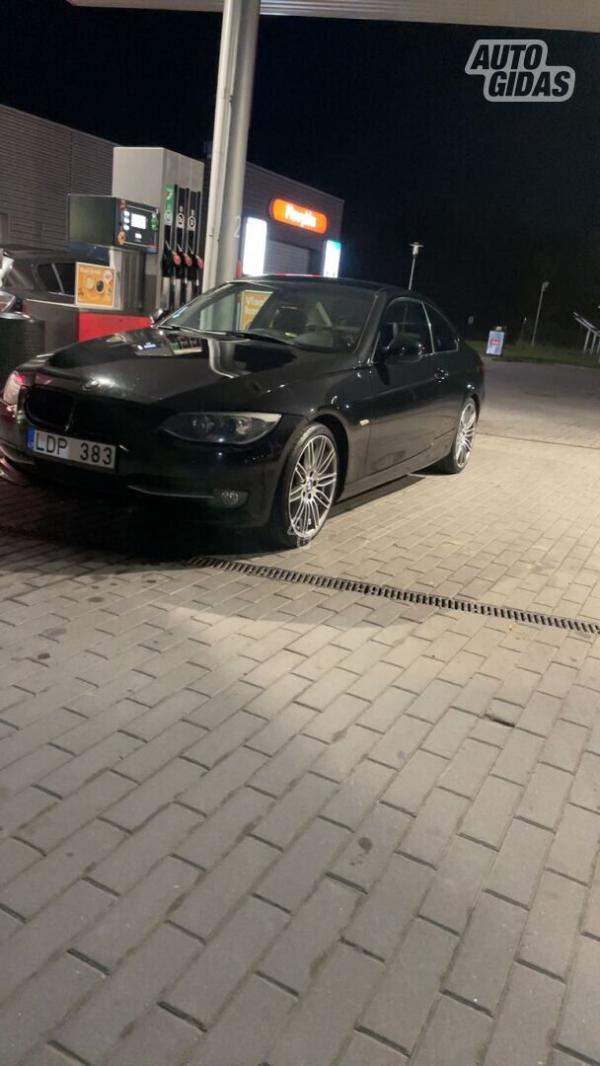 Black BMW 330 2010 in Mazeikiai, with an engine capacity of 3.00 L and mileage of 334 thousand km for 10500 €, photo 5 on AUTOMOTO.COM.LV