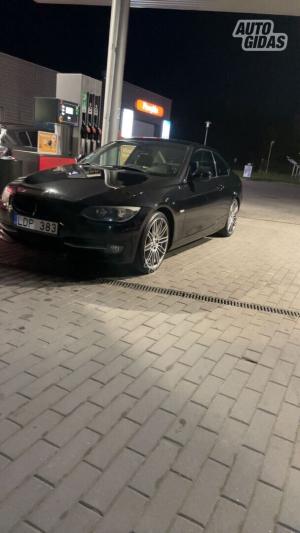 Black BMW 330 2010 in Mazeikiai, with an engine capacity of 3.00 L and mileage of 334 thousand km for 10500 €, photo 6 on AUTOMOTO.COM.LV