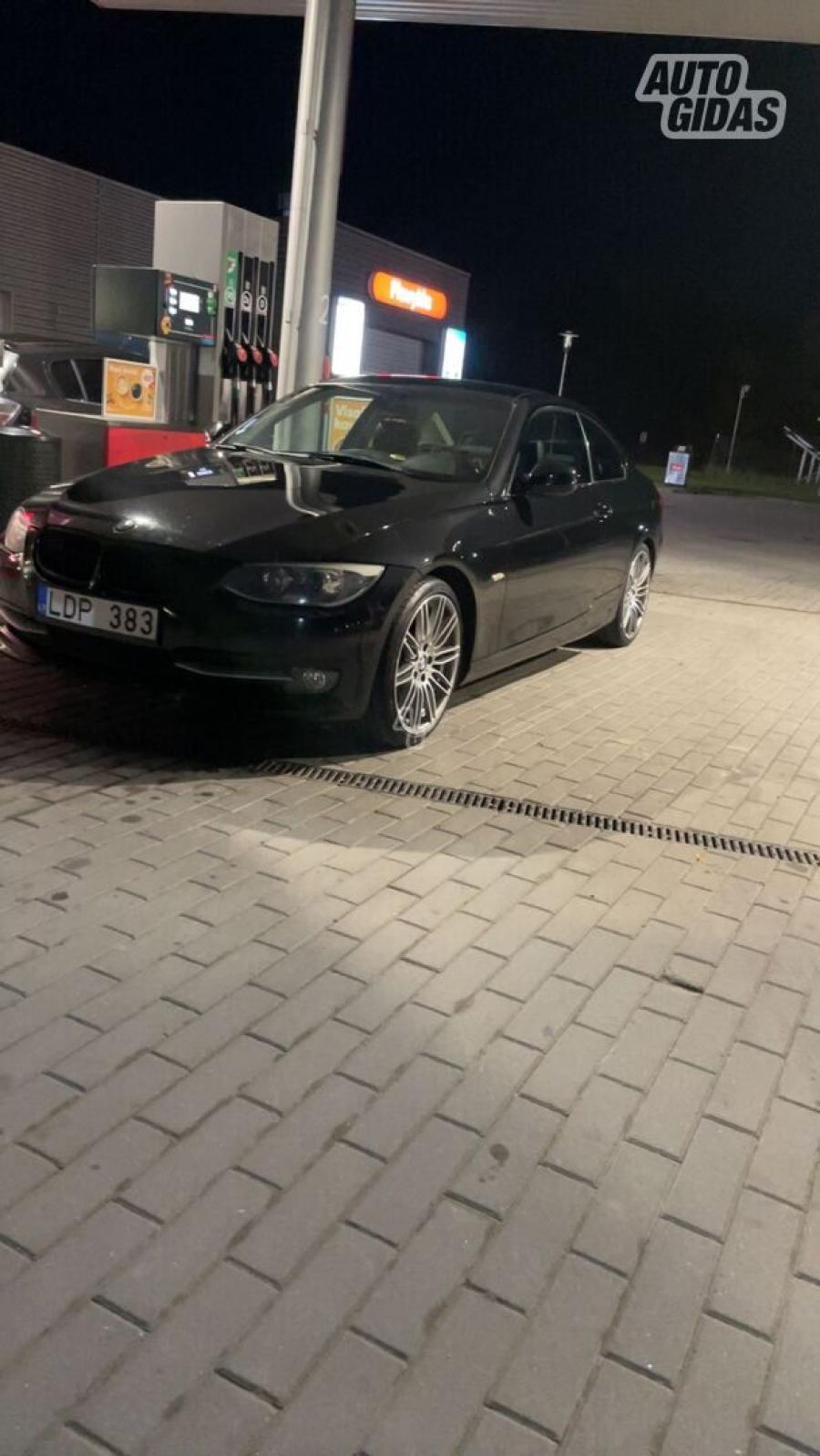 Black BMW 330 2010 in Mazeikiai, with an engine capacity of 3.00 L and mileage of 334 thousand km for 10500 €, photo 6 on AUTOMOTO.COM.LV
