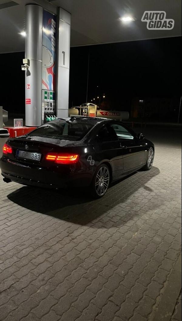 Black BMW 330 2010 in Mazeikiai, with an engine capacity of 3.00 L and mileage of 334 thousand km for 10500 €, photo 6 on AUTOMOTO.COM.LV