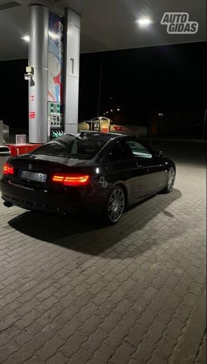 Black BMW 330 2010 in Mazeikiai, with an engine capacity of 3.00 L and mileage of 334 thousand km for 10500 €, photo 7 on AUTOMOTO.COM.LV