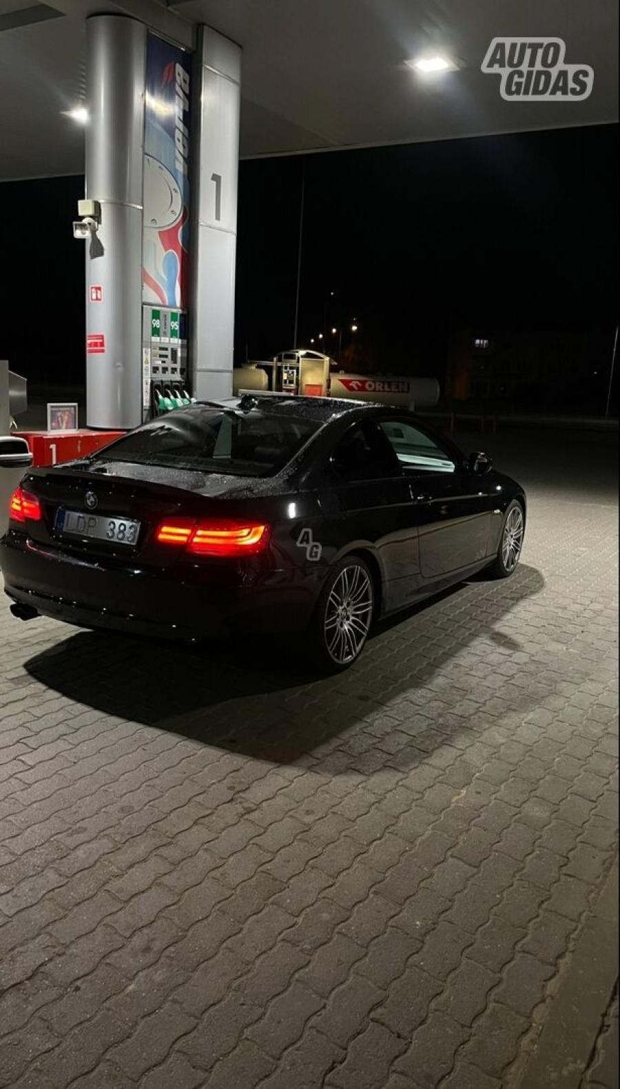 Black BMW 330 2010 in Mazeikiai, with an engine capacity of 3.00 L and mileage of 334 thousand km for 10500 €, photo 7 on AUTOMOTO.COM.LV