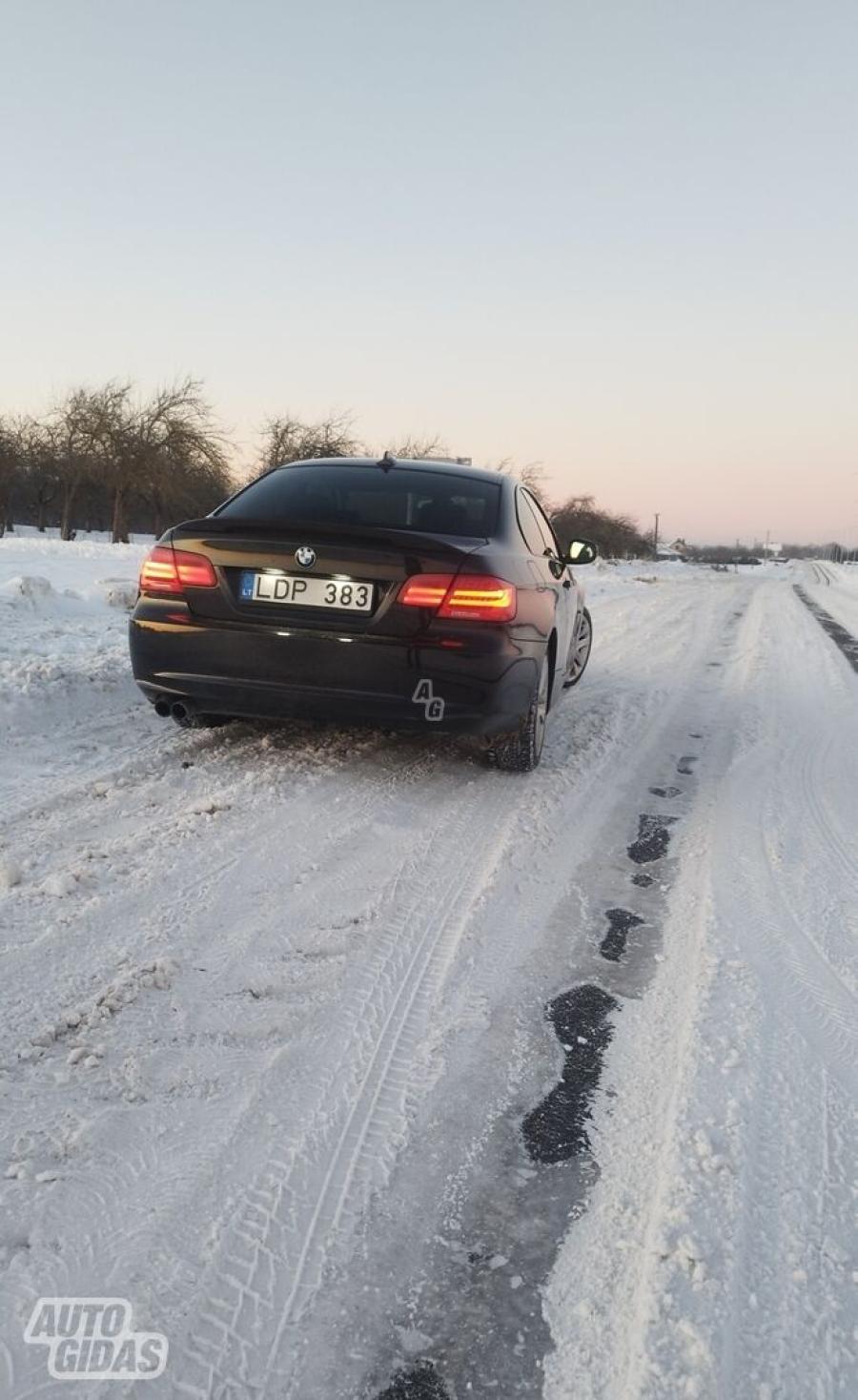 Black BMW 330 2010 in Mazeikiai, with an engine capacity of 3.00 L and mileage of 334 thousand km for 10500 €, photo 8 on AUTOMOTO.COM.LV