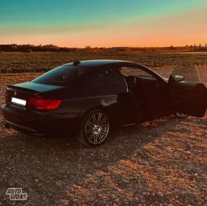 Black BMW 330 2010 in Mazeikiai, with an engine capacity of 3.00 L and mileage of 334 thousand km for 10500 €, photo 9 on AUTOMOTO.COM.LV