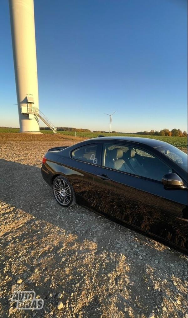 Black BMW 330 2010 in Mazeikiai, with an engine capacity of 3.00 L and mileage of 334 thousand km for 10500 €, photo 10 on AUTOMOTO.COM.LV