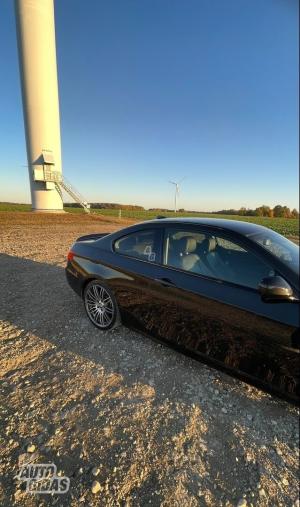 Black BMW 330 2010 in Mazeikiai, with an engine capacity of 3.00 L and mileage of 334 thousand km for 10500 €, photo 11 on AUTOMOTO.COM.LV