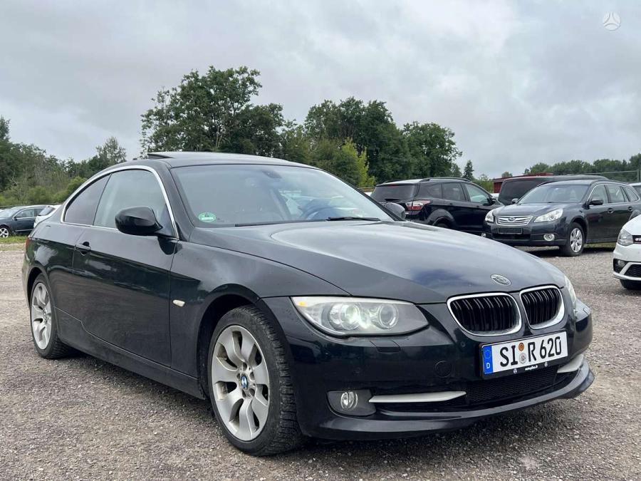 Black BMW 330 2010 in Utena, with an engine capacity of 2.99 L and mileage of 268 thousand km for 4650 €, photo 3 on AUTOMOTO.COM.LV