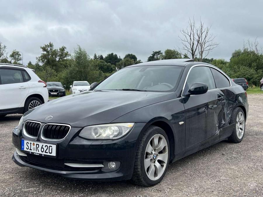 Black BMW 330 2010 in Utena, with an engine capacity of 2.99 L and mileage of 268 thousand km for 4650 €, photo 6 on AUTOMOTO.COM.LV