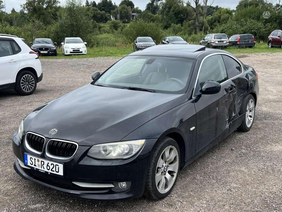 Black BMW 330 2010 in Utena, with an engine capacity of 2.99 L and mileage of 268 thousand km for 4650 €, photo 7 on AUTOMOTO.COM.LV