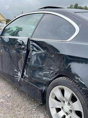 Black BMW 330 2010 in Utena, with an engine capacity of 2.99 L and mileage of 268 thousand km for 4650 €, photo 9 on AUTOMOTO.COM.LV