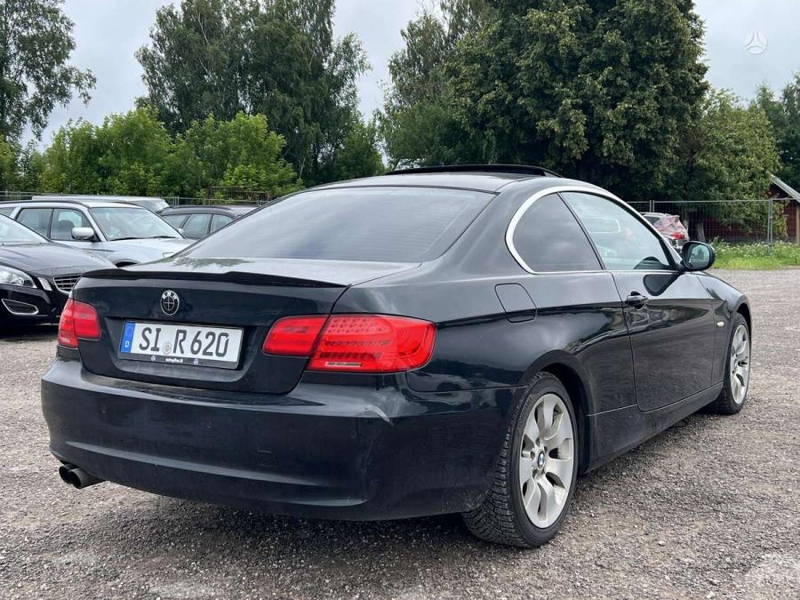 Black BMW 330 2010 in Utena, with an engine capacity of 2.99 L and mileage of 268 thousand km for 4650 €, photo 11 on AUTOMOTO.COM.LV
