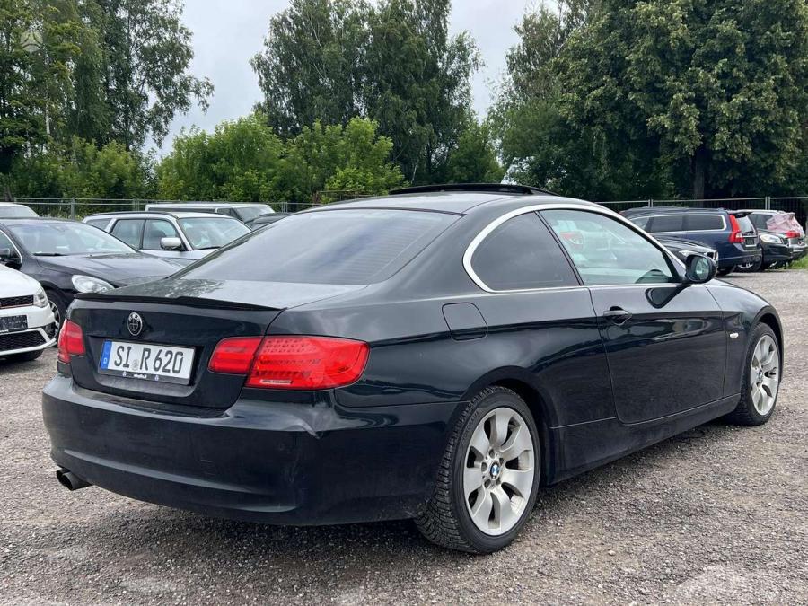 Black BMW 330 2010 in Utena, with an engine capacity of 2.99 L and mileage of 268 thousand km for 4650 €, photo 12 on AUTOMOTO.COM.LV
