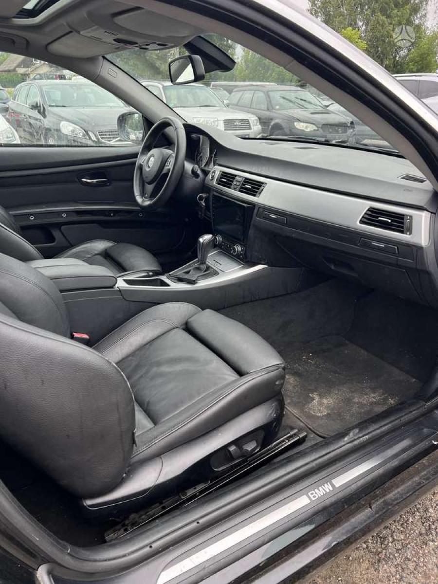 Black BMW 330 2010 in Utena, with an engine capacity of 2.99 L and mileage of 268 thousand km for 4650 €, photo 14 on AUTOMOTO.COM.LV