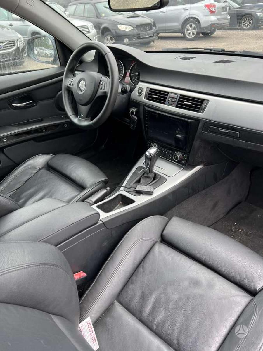 Black BMW 330 2010 in Utena, with an engine capacity of 2.99 L and mileage of 268 thousand km for 4650 €, photo 17 on AUTOMOTO.COM.LV