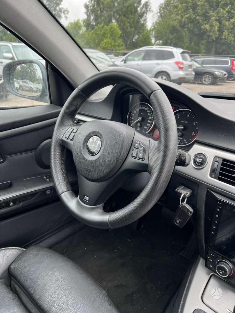 Black BMW 330 2010 in Utena, with an engine capacity of 2.99 L and mileage of 268 thousand km for 4650 €, photo 18 on AUTOMOTO.COM.LV
