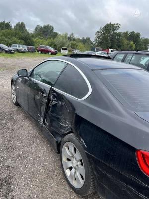 Black BMW 330 2010 in Utena, with an engine capacity of 2.99 L and mileage of 268 thousand km for 4650 €, photo 22 on AUTOMOTO.COM.LV