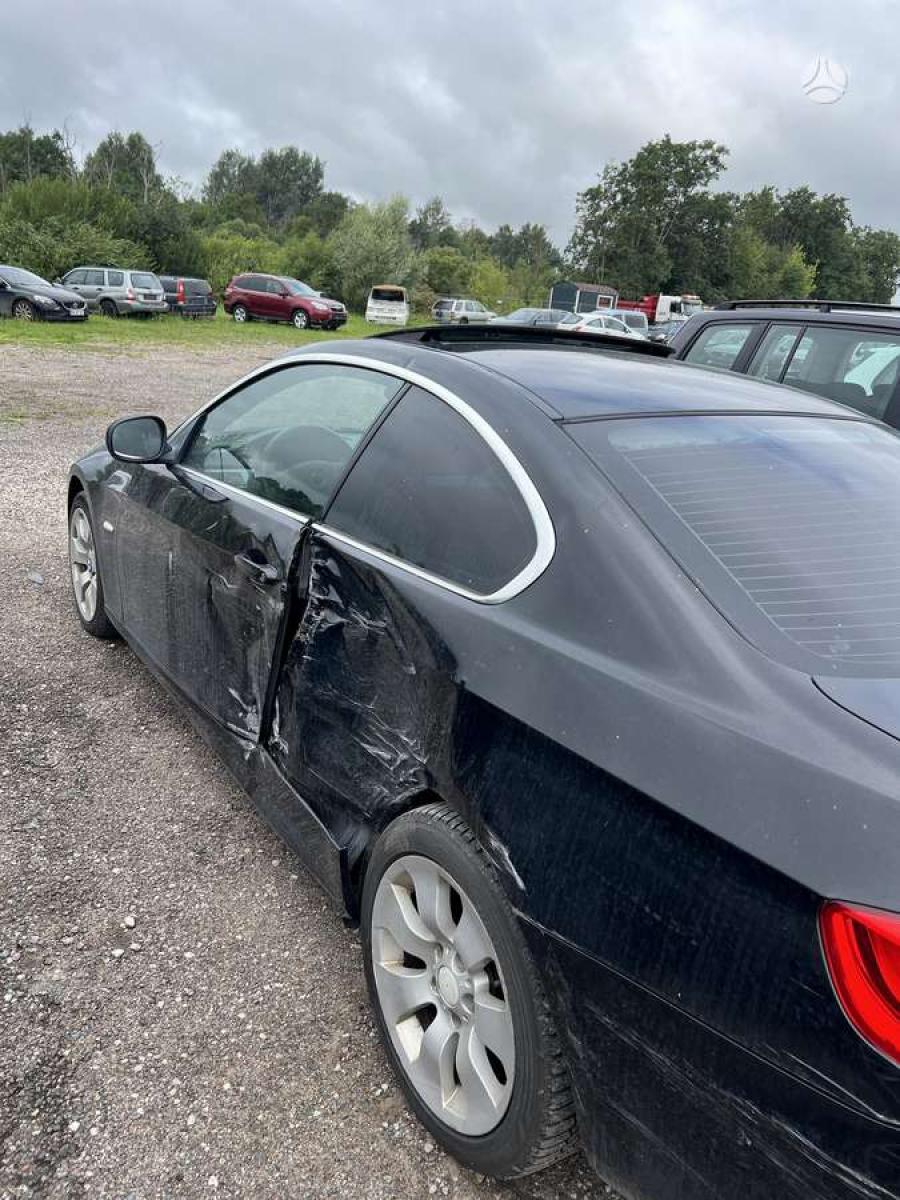 Black BMW 330 2010 in Utena, with an engine capacity of 2.99 L and mileage of 268 thousand km for 4650 €, photo 22 on AUTOMOTO.COM.LV