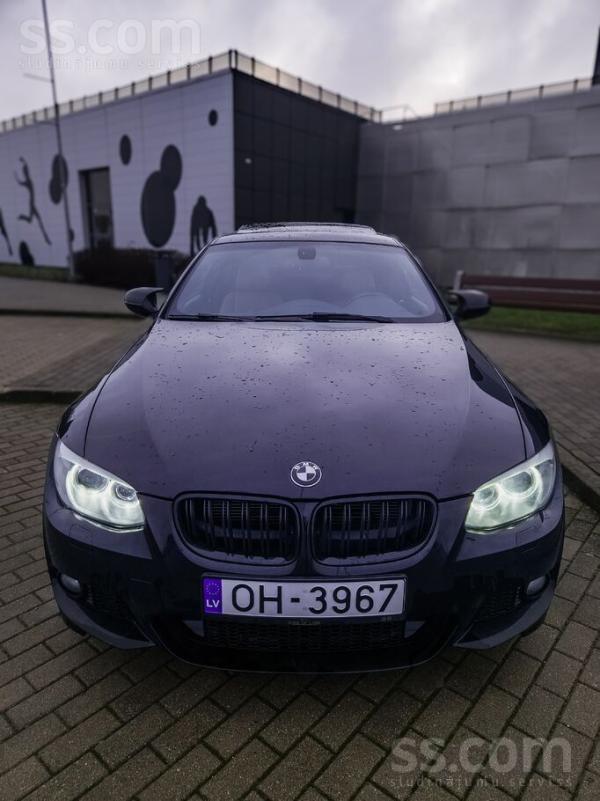 Black BMW 330 2012 in Riga, with an engine capacity of 3.00 L and mileage of 319 thousand km for 13900 €, photo 2 on AUTOMOTO.COM.LV