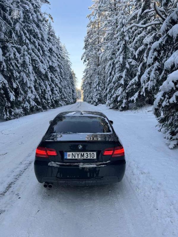 Black BMW 330 2012 in Vilnius, with an engine capacity of 2.99 L and mileage of 404 thousand km for 11500 €, photo 4 on AUTOMOTO.COM.LV