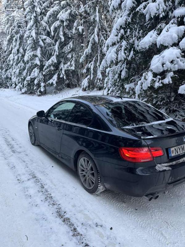 Black BMW 330 2012 in Vilnius, with an engine capacity of 2.99 L and mileage of 404 thousand km for 11500 €, photo 5 on AUTOMOTO.COM.LV