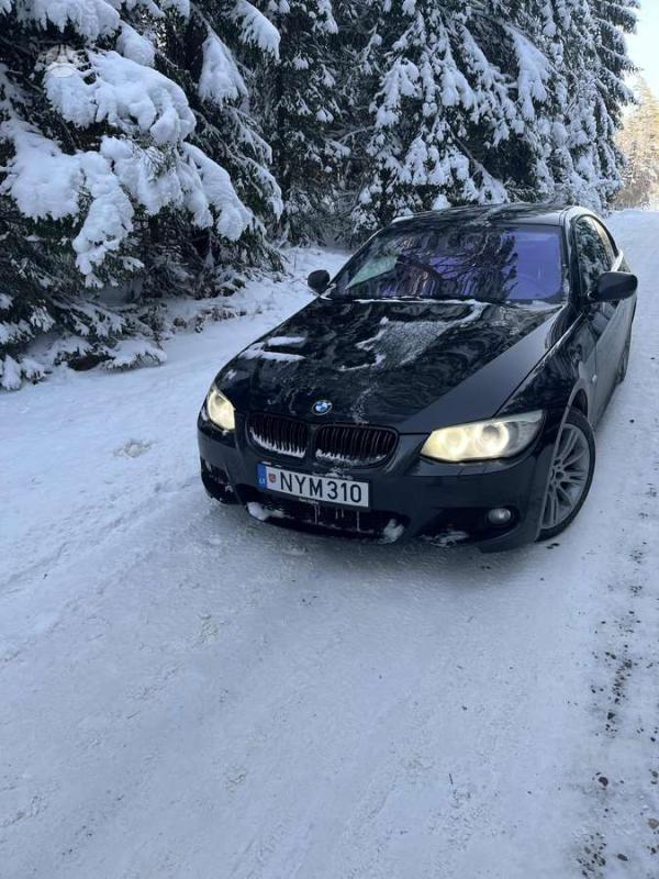 Black BMW 330 2012 in Vilnius, with an engine capacity of 2.99 L and mileage of 404 thousand km for 11500 €, photo 6 on AUTOMOTO.COM.LV