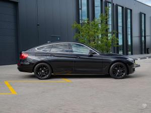 Black BMW 330 2017 in Vilnius, with an engine capacity of 2.00 L and mileage of 233 thousand km for 11850 €, photo 5 on AUTOMOTO.COM.LV