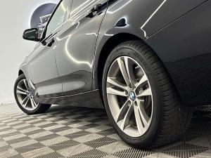 Black BMW 330 2018 in Marijampole, with an engine capacity of 2.99 L and mileage of 202 thousand km for 15999 €, photo 24 on AUTOMOTO.COM.LV