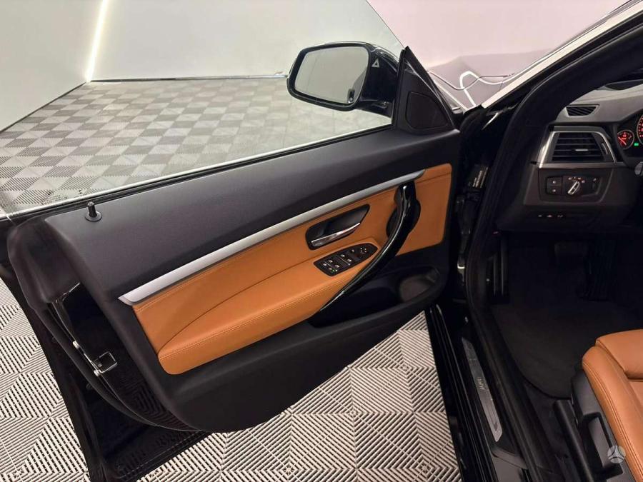 Black BMW 330 2018 in Marijampole, with an engine capacity of 2.99 L and mileage of 202 thousand km for 15999 €, photo 31 on AUTOMOTO.COM.LV