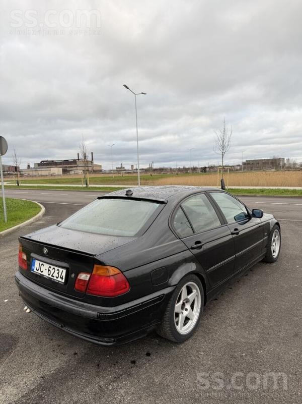 Black BMW 330 2000 in Liepaja, with an engine capacity of 3.00 L and mileage of 384 thousand km for 2750 €, photo 5 on AUTOMOTO.COM.LV