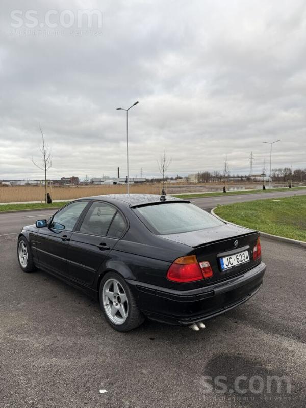 Black BMW 330 2000 in Liepaja, with an engine capacity of 3.00 L and mileage of 384 thousand km for 2750 €, photo 6 on AUTOMOTO.COM.LV