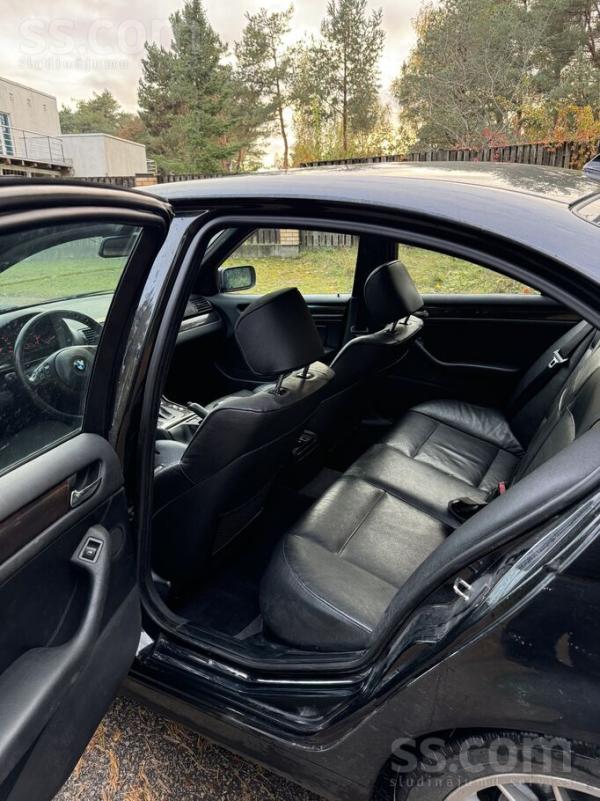 Black BMW 330 2002 in Riga, with an engine capacity of 3.00 L and mileage of 185 thousand km for 3800 €, photo 8 on AUTOMOTO.COM.LV