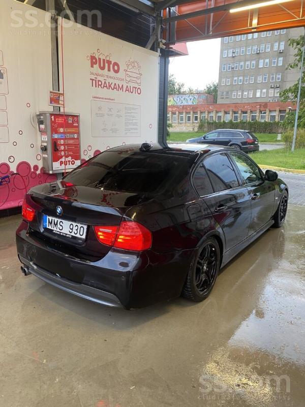 Black BMW 330 2006 in Riga, with an engine capacity of 3.00 L and mileage of 238 thousand km for 3200 €, photo 4 on AUTOMOTO.COM.LV