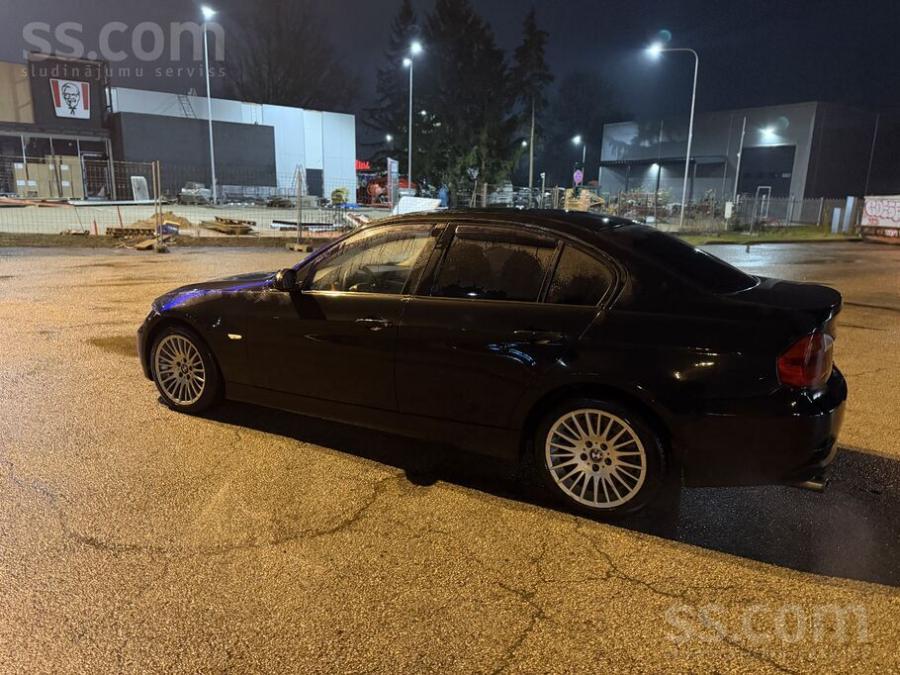 Black BMW 330 2006 in Riga, with an engine capacity of 3.00 L and mileage of 451 thousand km for 2300 €, photo 6 on AUTOMOTO.COM.LV
