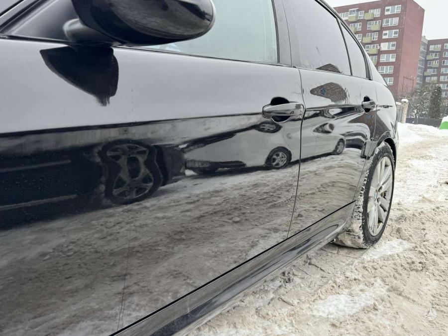 Black BMW 330 2006 in Vilnius, with an engine capacity of 3.00 L and mileage of 337 thousand km for 3500 €, photo 20 on AUTOMOTO.COM.LV