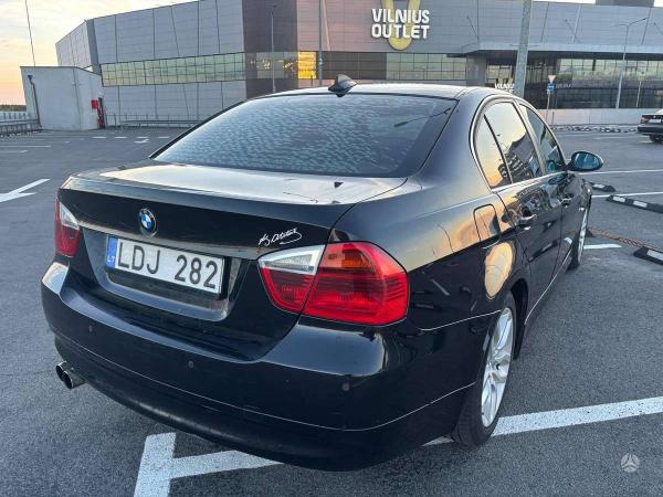 Black BMW 330 2006 in Vilnius, with an engine capacity of 2.99 L and mileage of 464 thousand km for 4050 €, photo 2 on AUTOMOTO.COM.LV