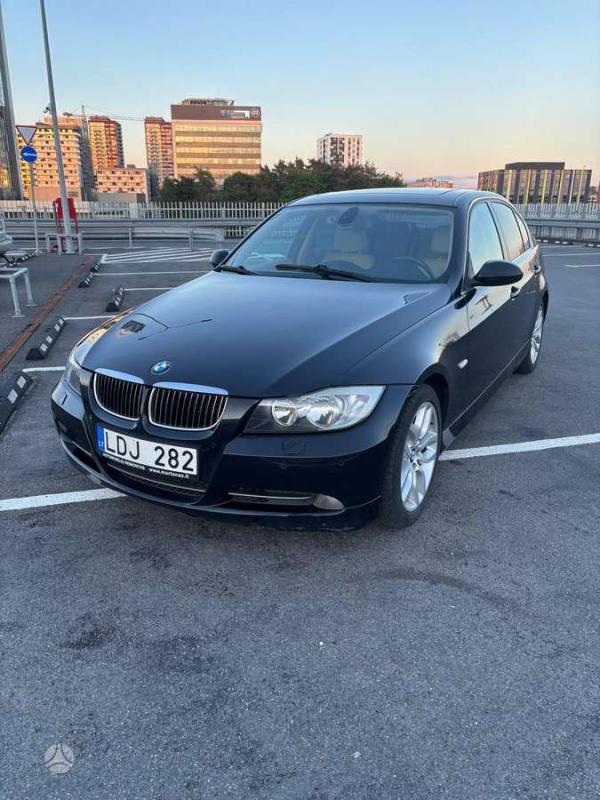 Black BMW 330 2006 in Vilnius, with an engine capacity of 2.99 L and mileage of 464 thousand km for 4050 €, photo 3 on AUTOMOTO.COM.LV