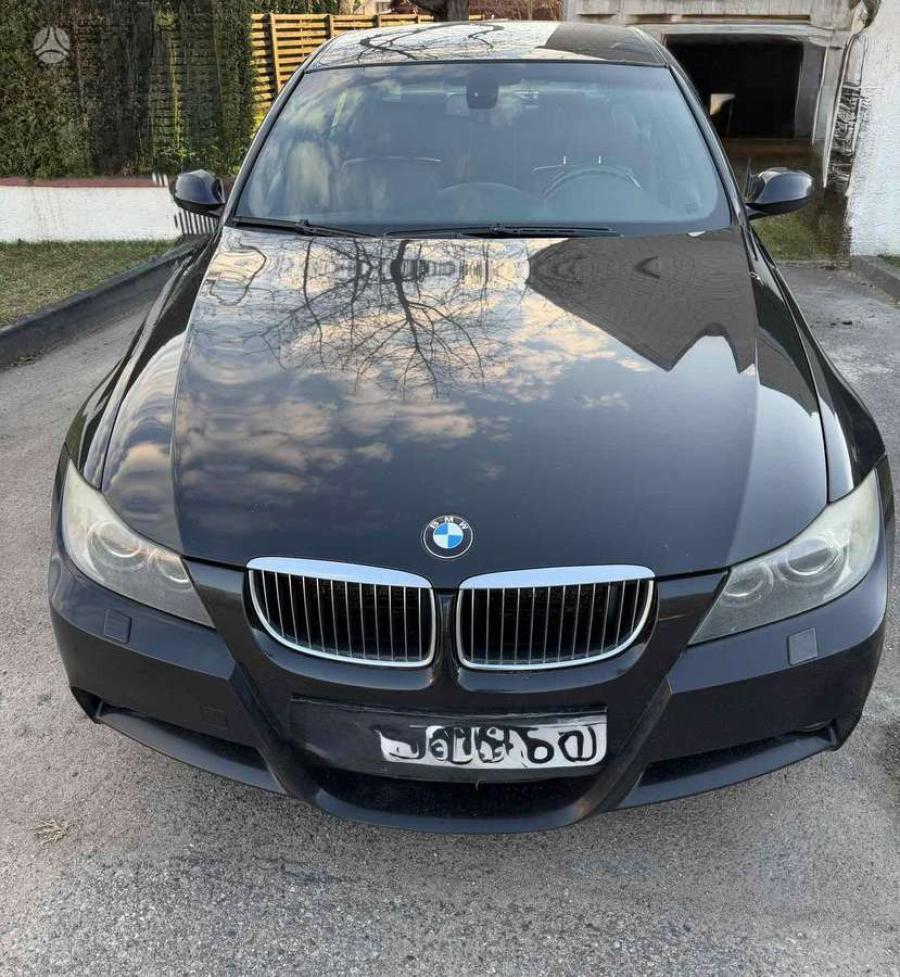 Black BMW 330 2006 in Vilnius, with an engine capacity of 2.99 L and mileage of 355 thousand km for 5500 €, photo 4 on AUTOMOTO.COM.LV