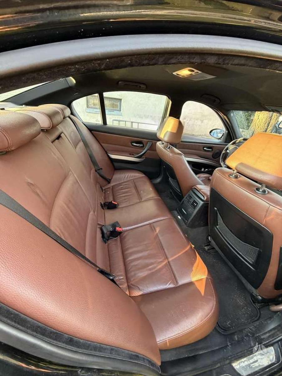 Black BMW 330 2006 in Vilnius, with an engine capacity of 2.99 L and mileage of 355 thousand km for 5500 €, photo 6 on AUTOMOTO.COM.LV