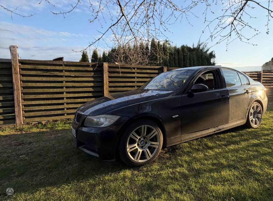 Black BMW 330 2006 in Vilnius, with an engine capacity of 2.99 L and mileage of 355 thousand km for 5500 €, photo 7 on AUTOMOTO.COM.LV