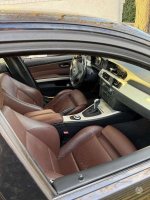 Black BMW 330 2006 in Vilnius, with an engine capacity of 2.99 L and mileage of 355 thousand km for 5500 €, photo 9 on AUTOMOTO.COM.LV